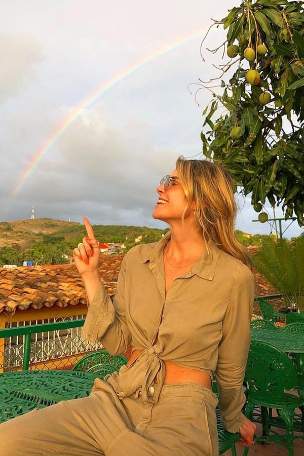 Julia Faria curte Cuba e faz clique com arco-íris espetacular