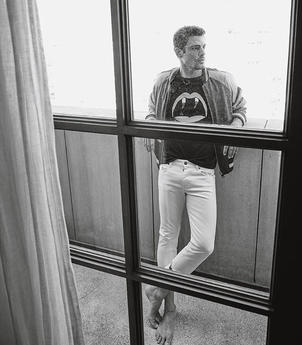 Cauã Reymond posta foto descalço