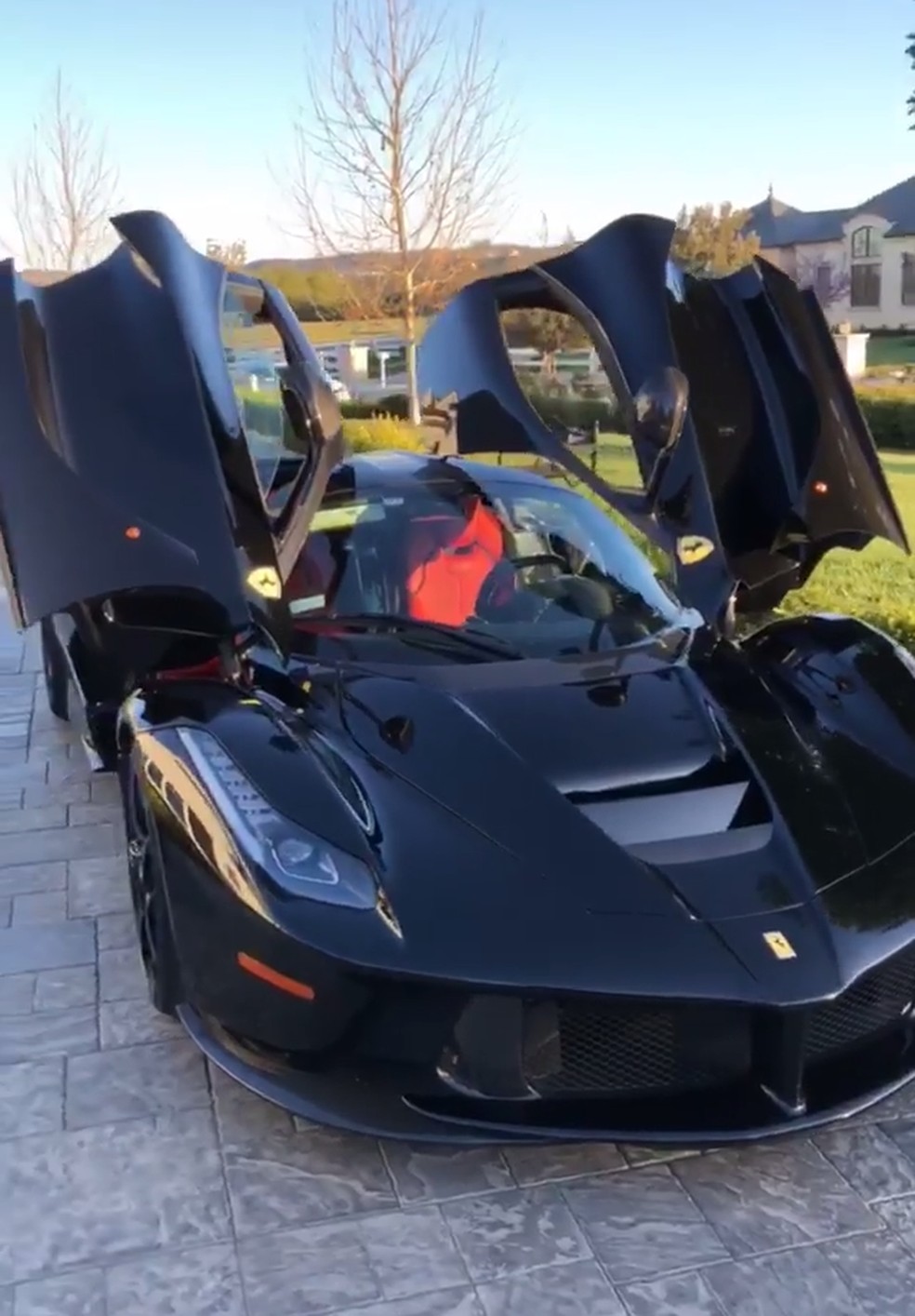 Kylie Jenner e Travis Scott saem juntos pela primeira vez após ...