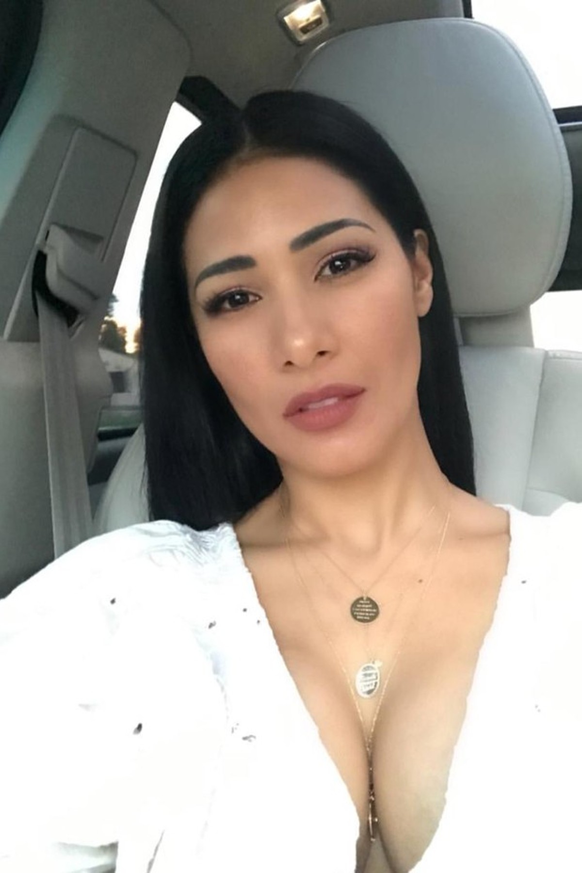 Simaria surge lindíssima em selfie no carro