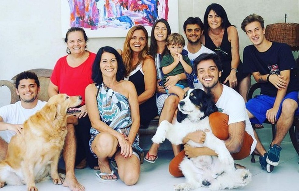 Irmãos Simas repetem foto de infância neste domingo de Natal