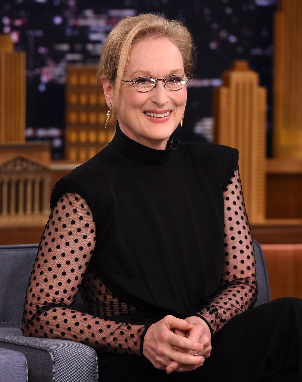 Meryl Streep brilha a bordo de macacão com transparência em talk show