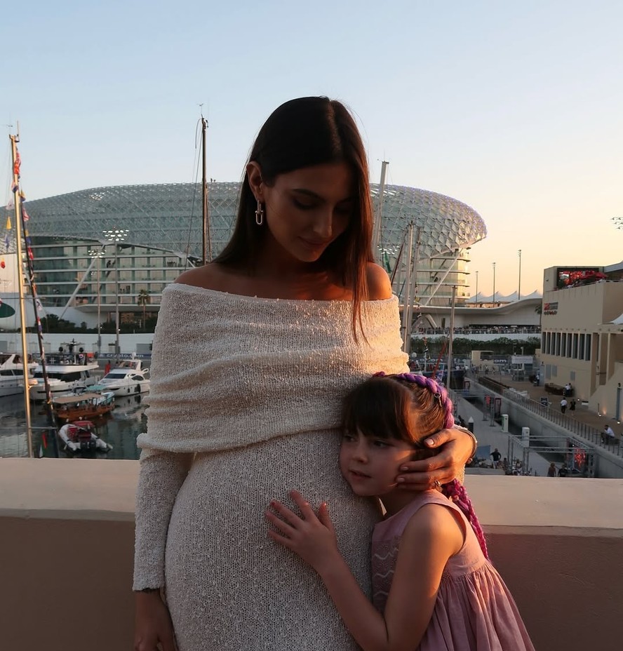 Grávida, Kelly Piquet exibe momento fofo de sua primogênita abraçando ...