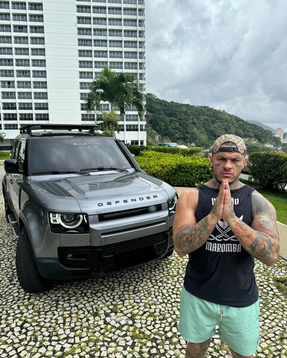 Toguro posa com automóvel de luxo no Rio de Janeiro
