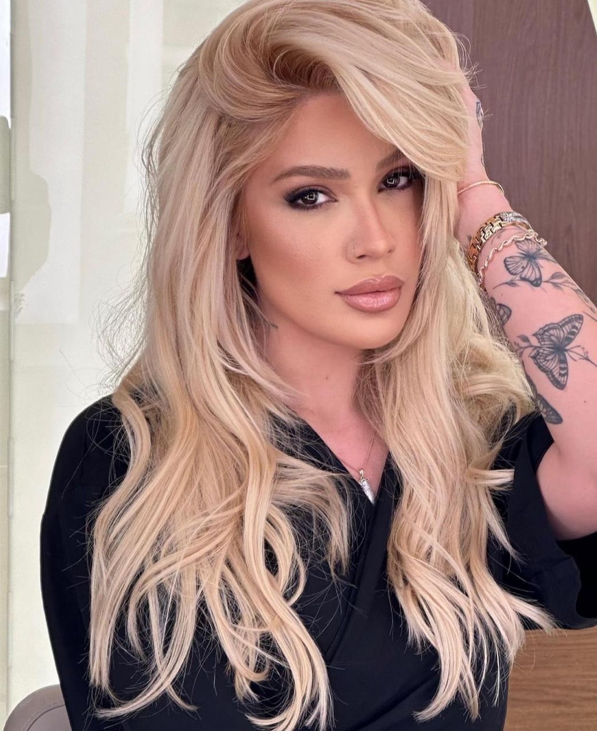 Karoline Lima posa produzida e brinca com visual