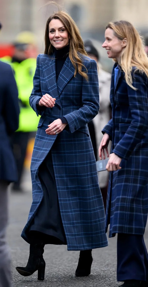 Kate Middleton e sua assistente aparecem com looks coordenados na Escócia