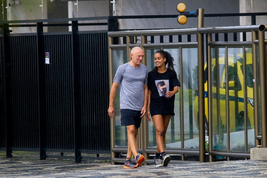 Vincent Cassel e Narah Baptista são vistos passeando juntos pelo Rio de Janeiro