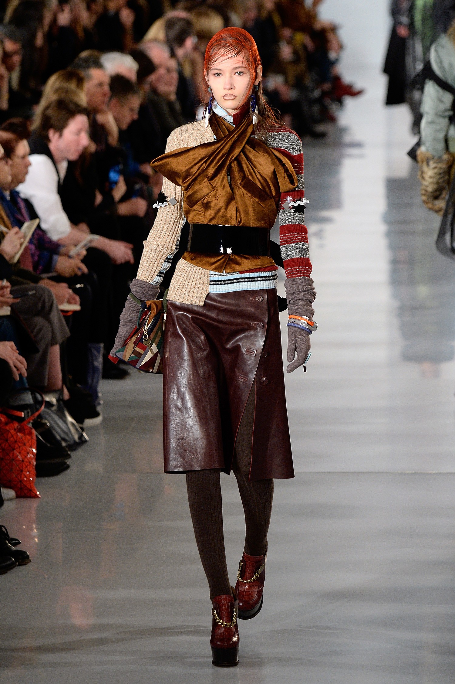 Maison Margiela brinca com o contraste de materiais no inverno 2017