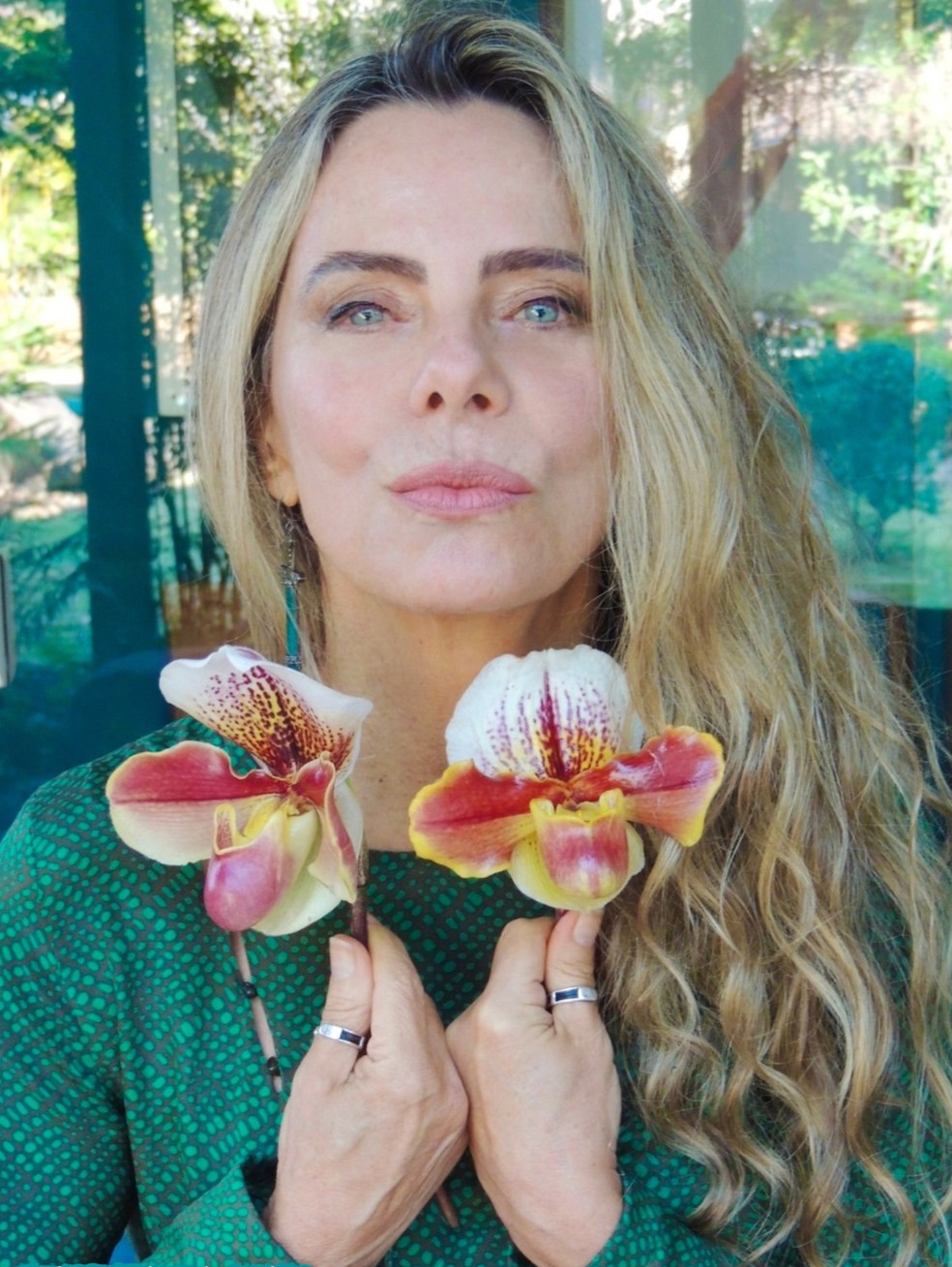 Bruna Lombardi esbanja beleza natural em novos cliques