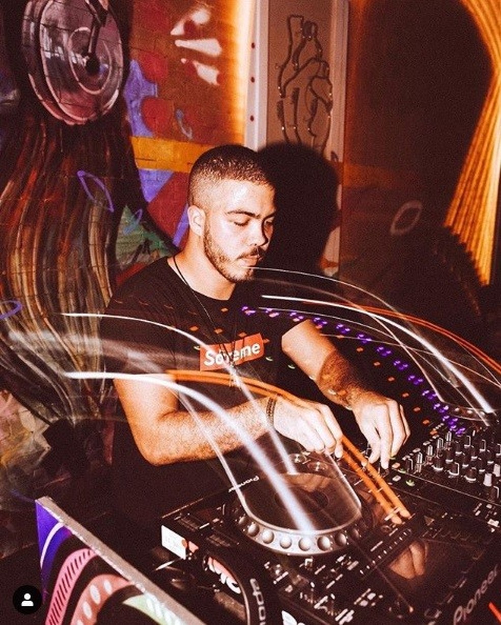 Ronald é flagrado tocado como DJ na noite de São Paulo: 'Residente'