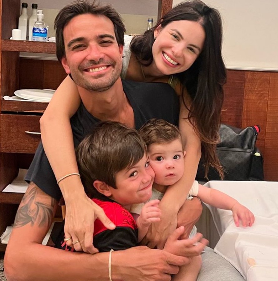 Sthefany Brito celebra 14 anos de casamento com Igor Raschkovscky