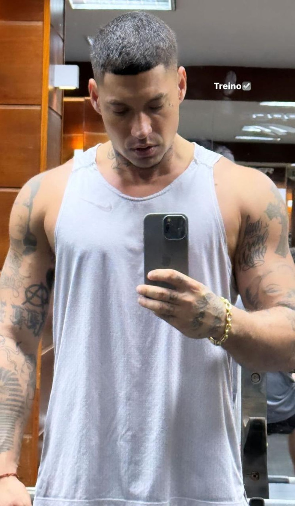 Filipe Ret exibe tatuagens em dia de treino