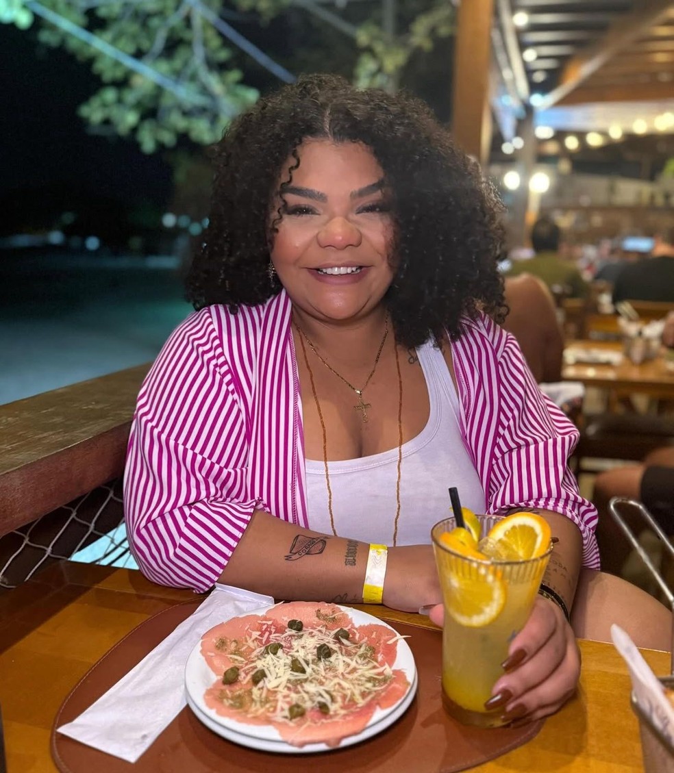 Após perder 14 kg, Flora Cruz exibe antes e depois