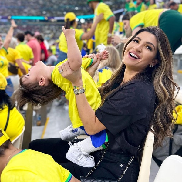 Natália Becker ganha beijo do marido, o goleiro Alisson, depois da ...