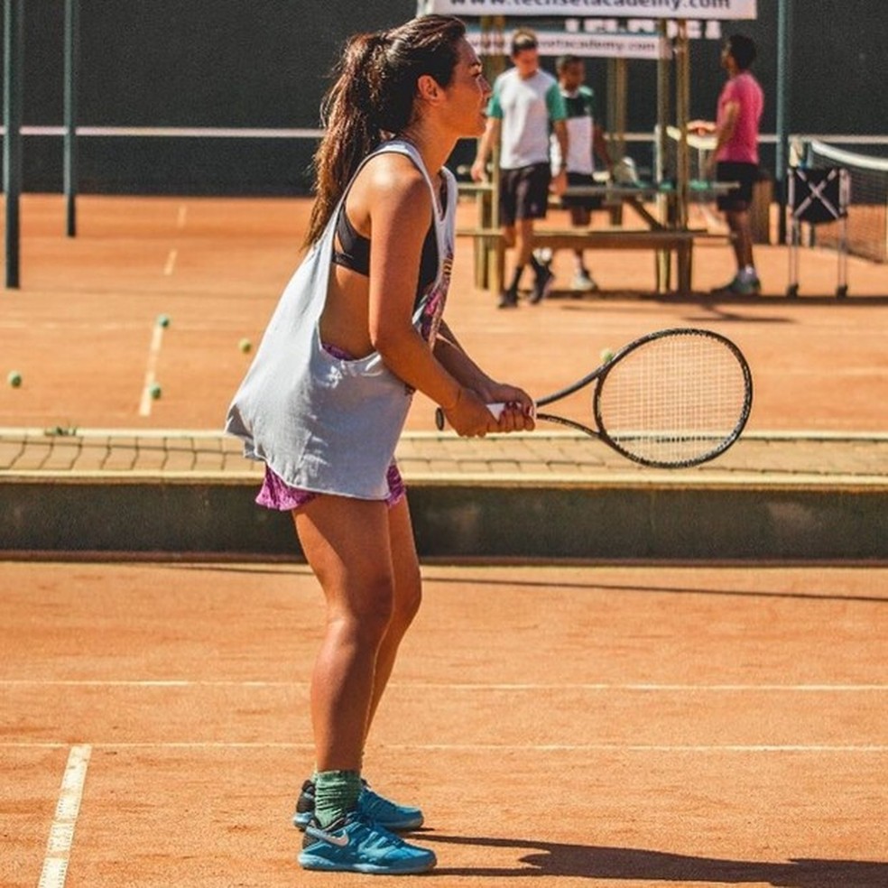 Dani Suzuki mostra habilidade com a raquete durante partida de tênis