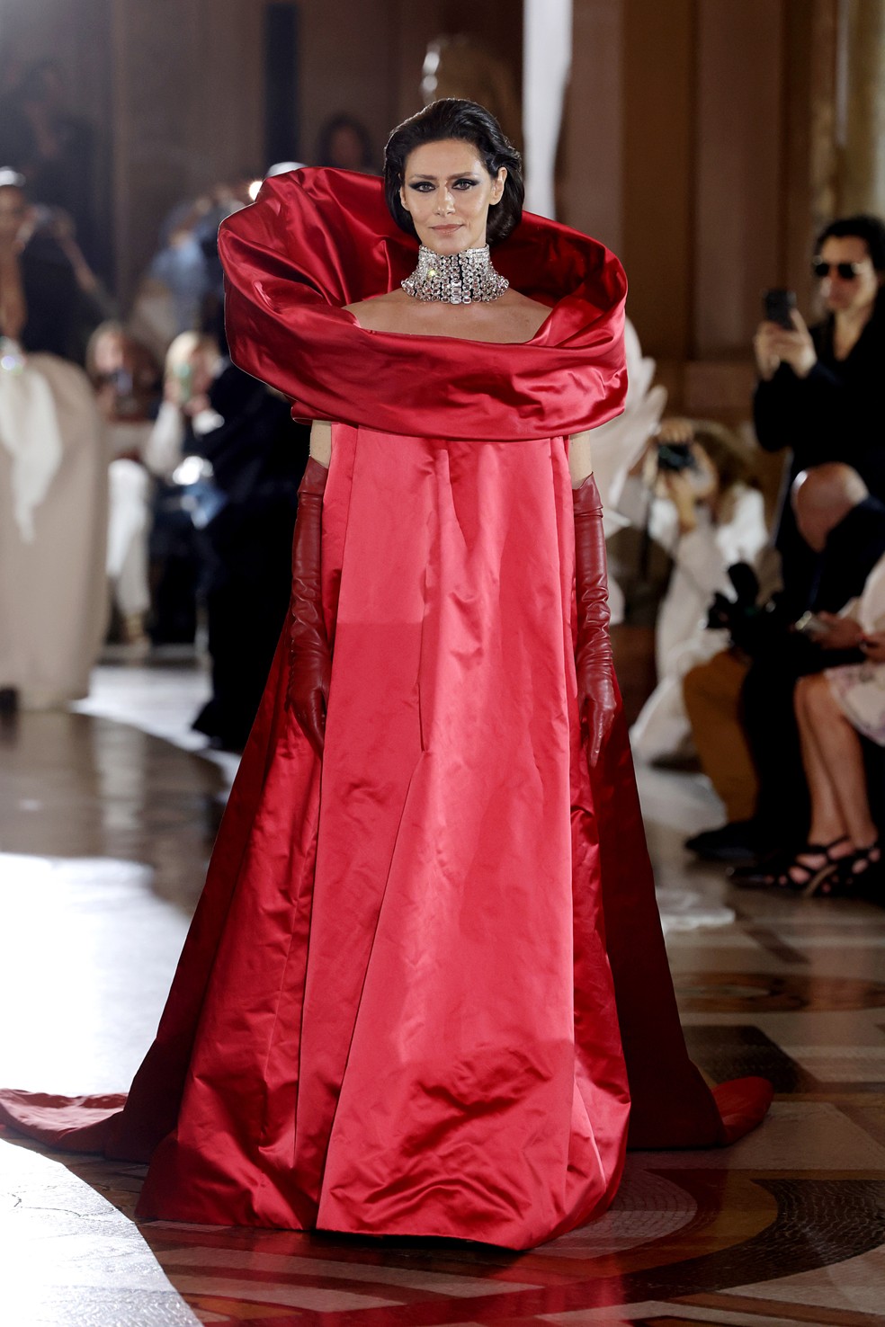 Maria Fernanda Cândido encarna Maria Callas em desfile da semana de ...
