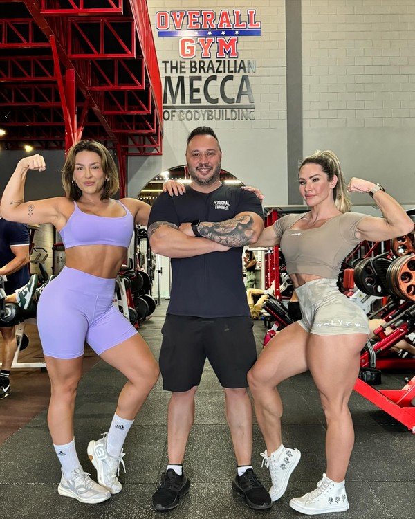 Kéfera Buchmann faz treino intenso com cinta