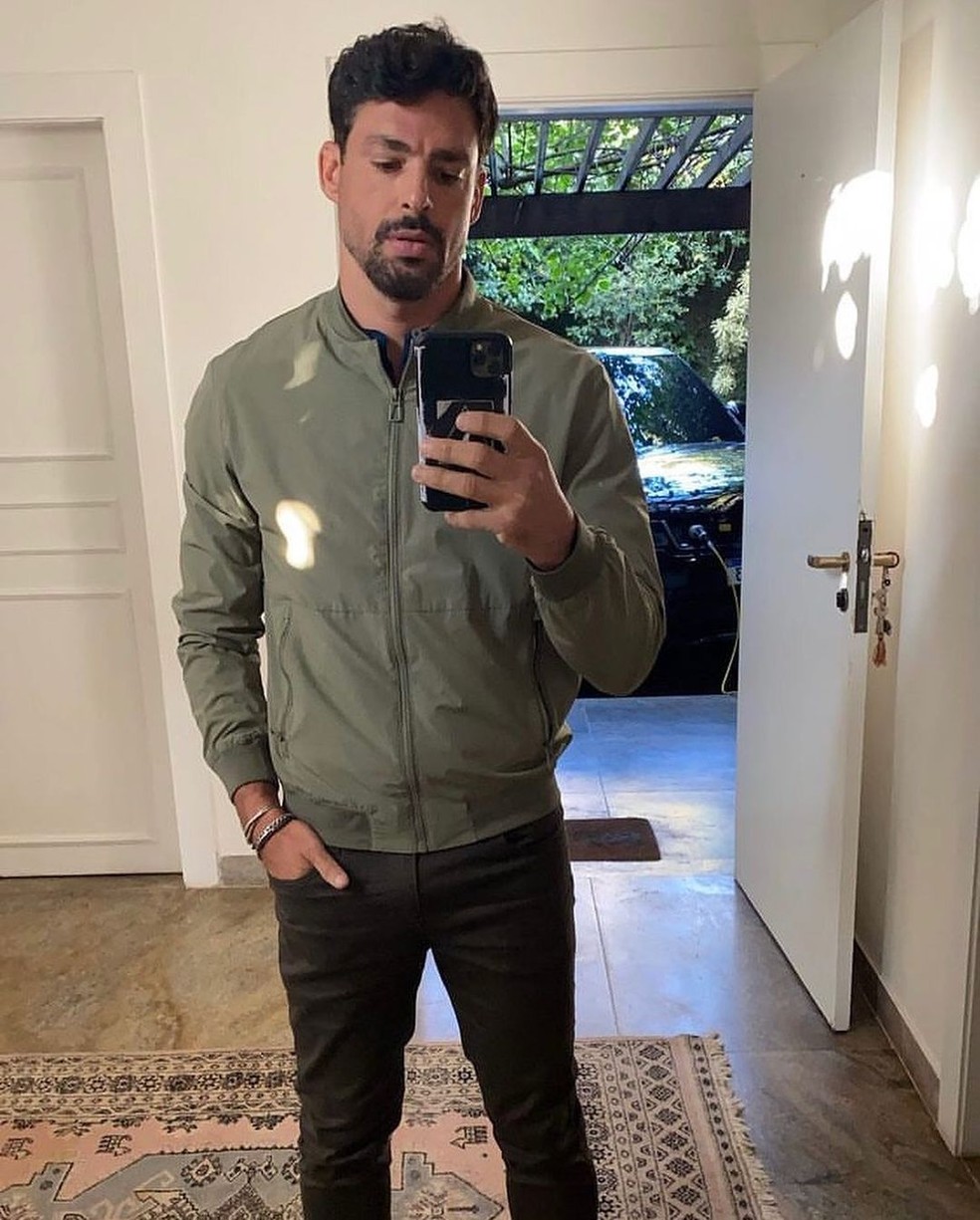 Cauã Reymond exibe cliques versáteis e pede a opinião dos fãs: 'Qual ...