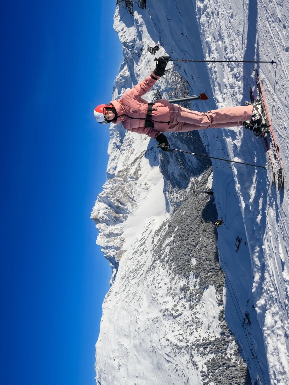 Fiorella Mattheis elege look monocromático para curtir a neve nos Alpes ...