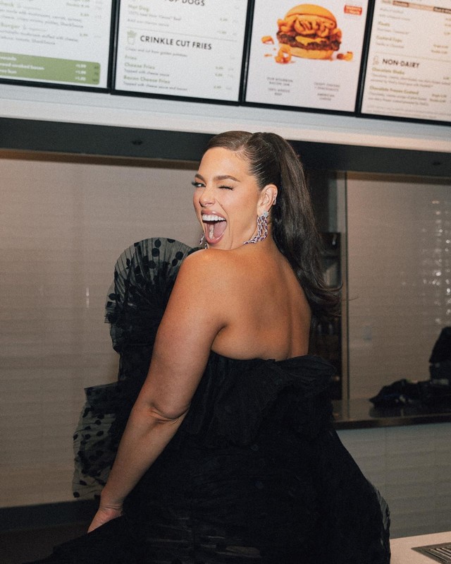 Ashley Graham faz ensaio encantador em loja de fast food