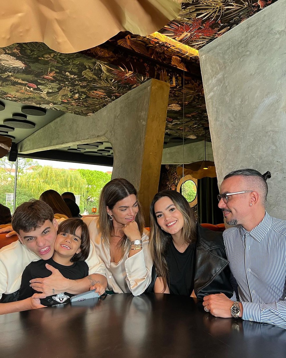 Kelly Key posa ao lado dos filhos e do marido e se derrete pela família ...