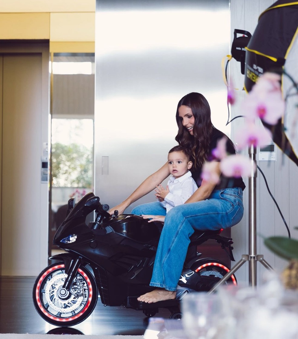 Carol Celico exibe momento de diversão com o filho caçula