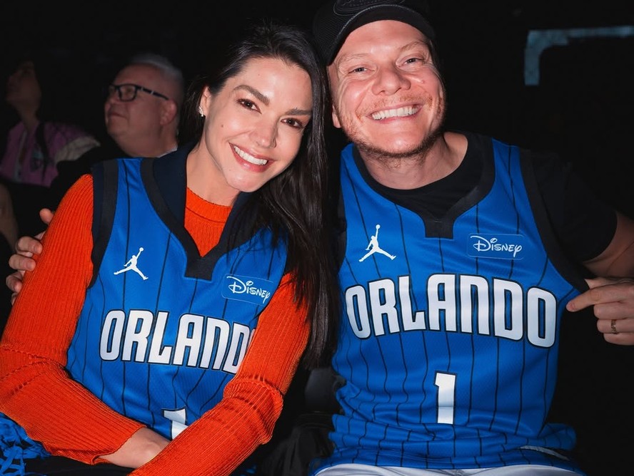 Thais Fersoza e Michel Teló curtem jogo de basquete em Orlando