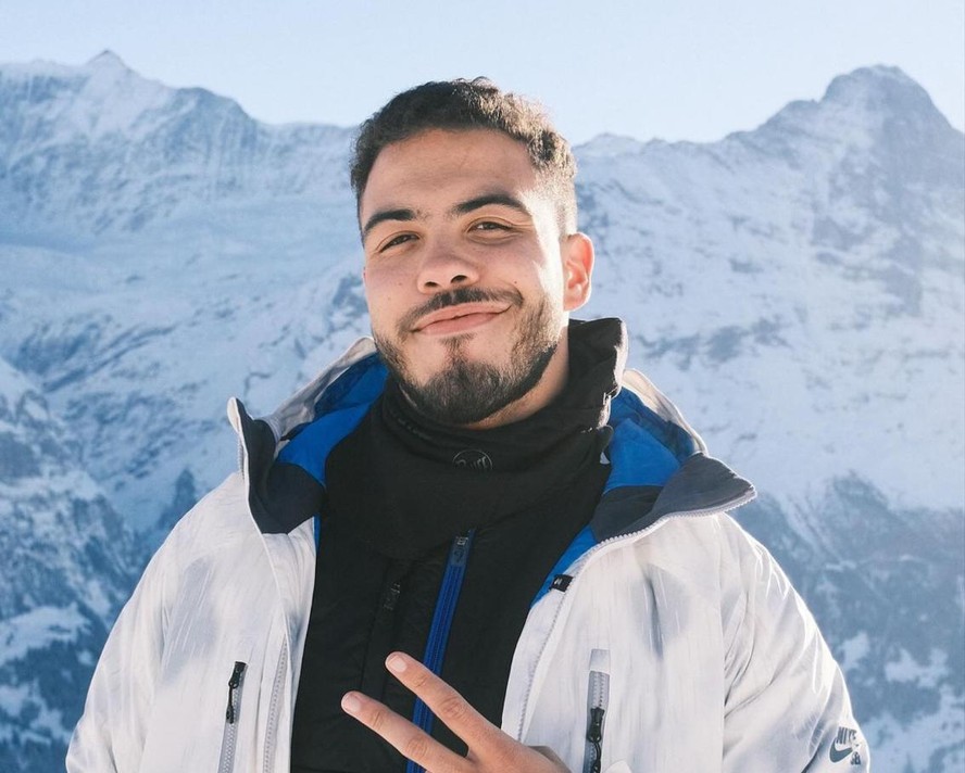 Ronald exibe cliques em topo de montanha na Suíça