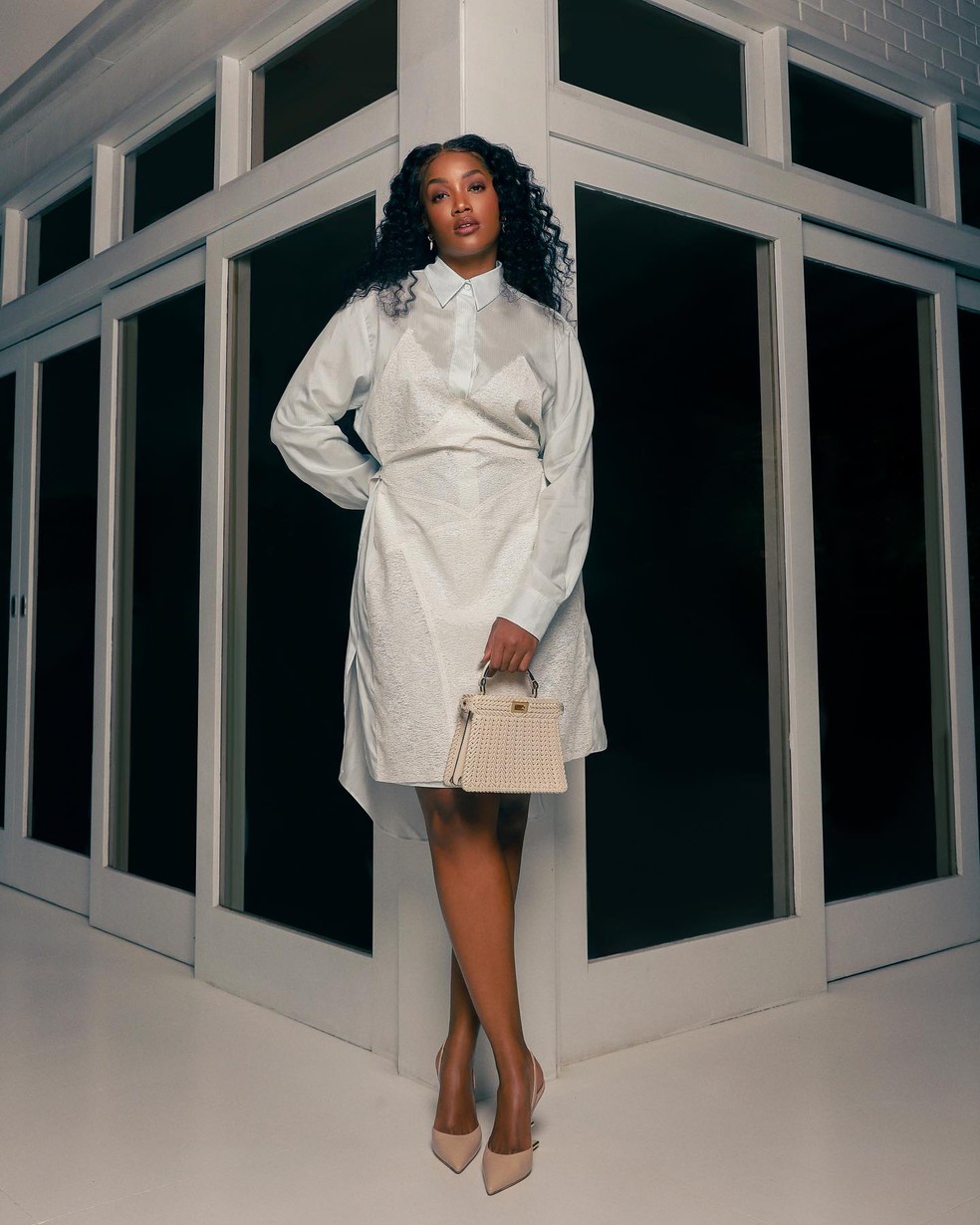 Iza posa com look grifado e encanta web