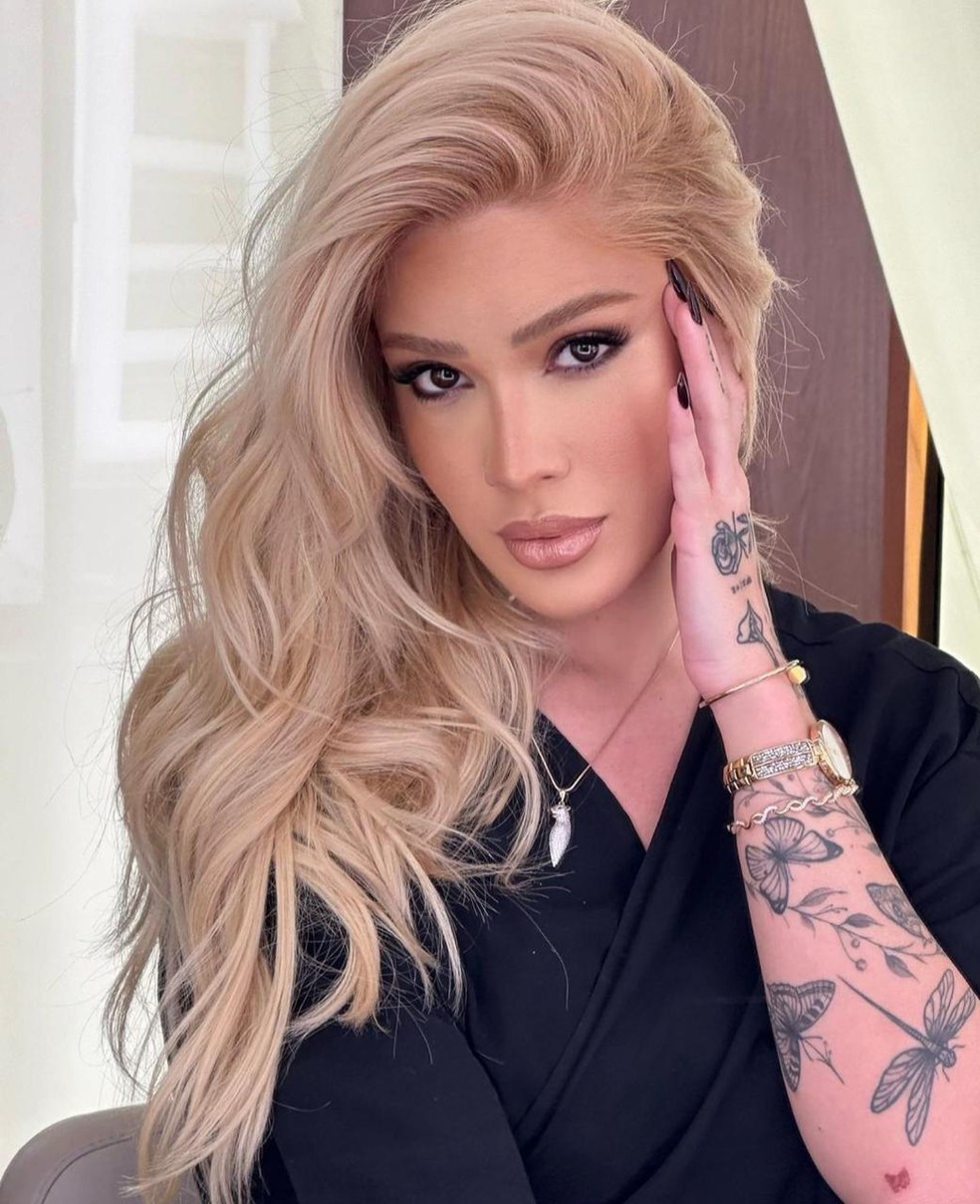 Karoline Lima posa produzida e brinca com visual