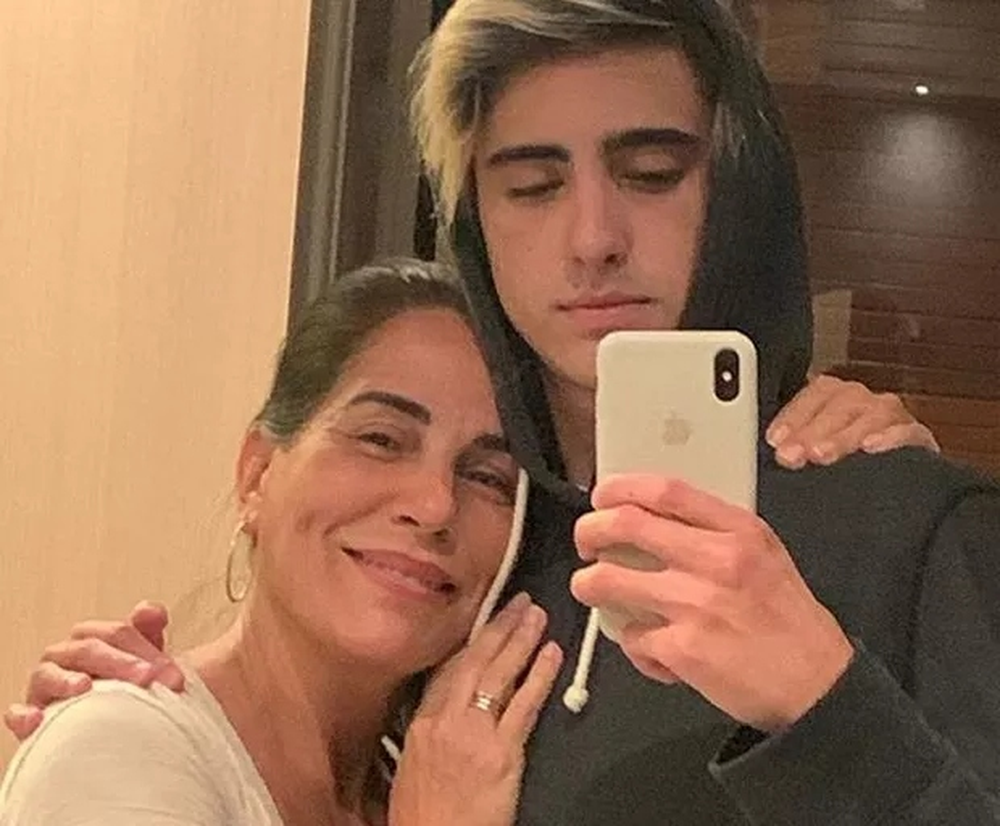 Gloria Pires se derrete pelo filho, Bento