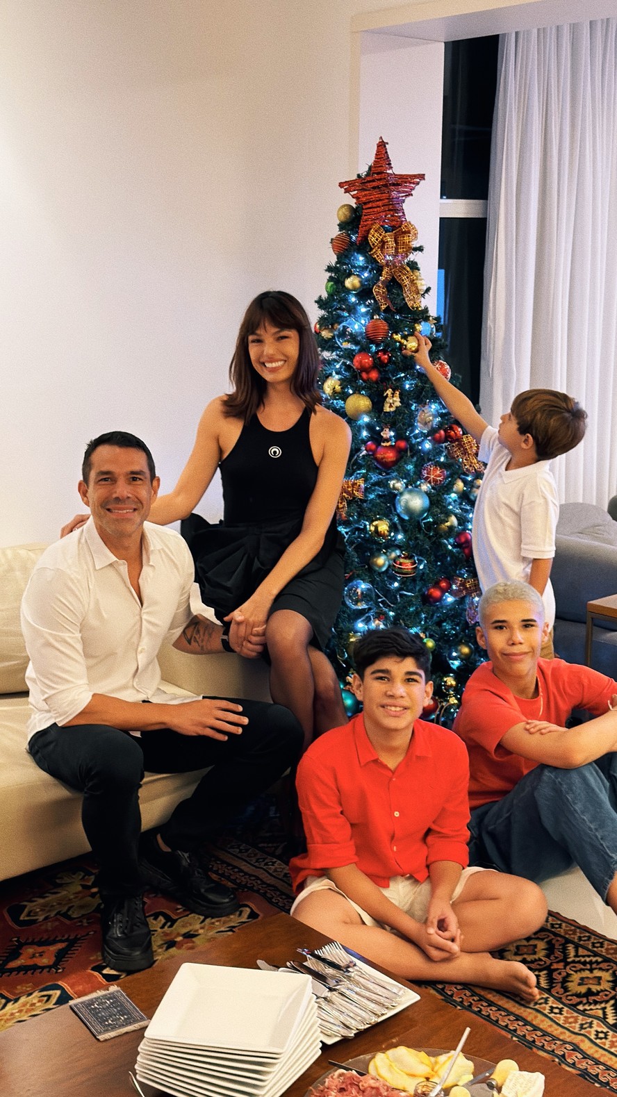 Na véspera de Natal, Isis Valverde e Marcus Buaiz celebram o primeiro ...