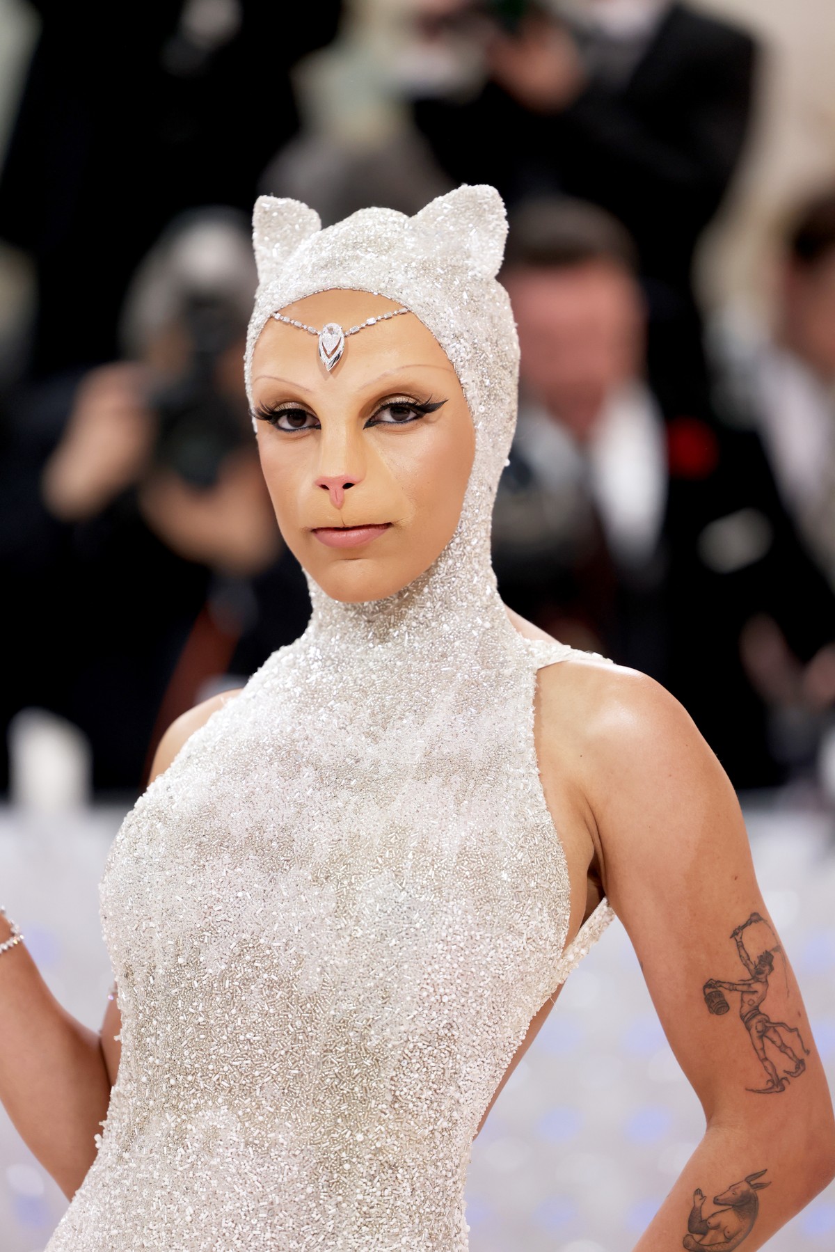 Doja Cat se transforma na gata Choupette Lagerfeld no Met Gala