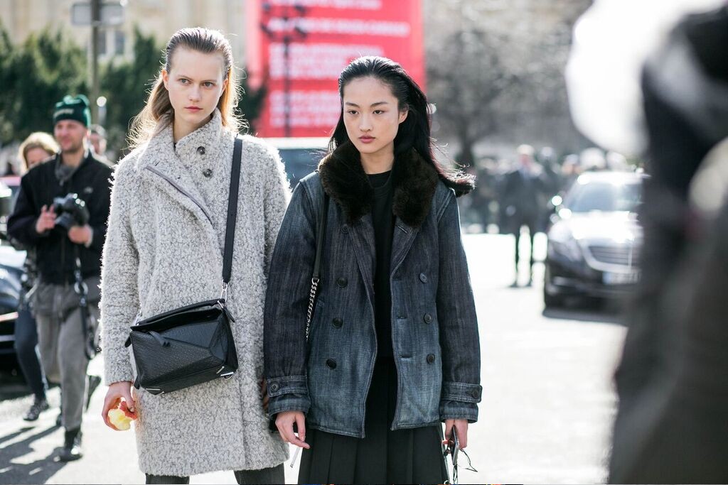 Street style: cores lavadas adocicam as ruas da semana de moda de Paris