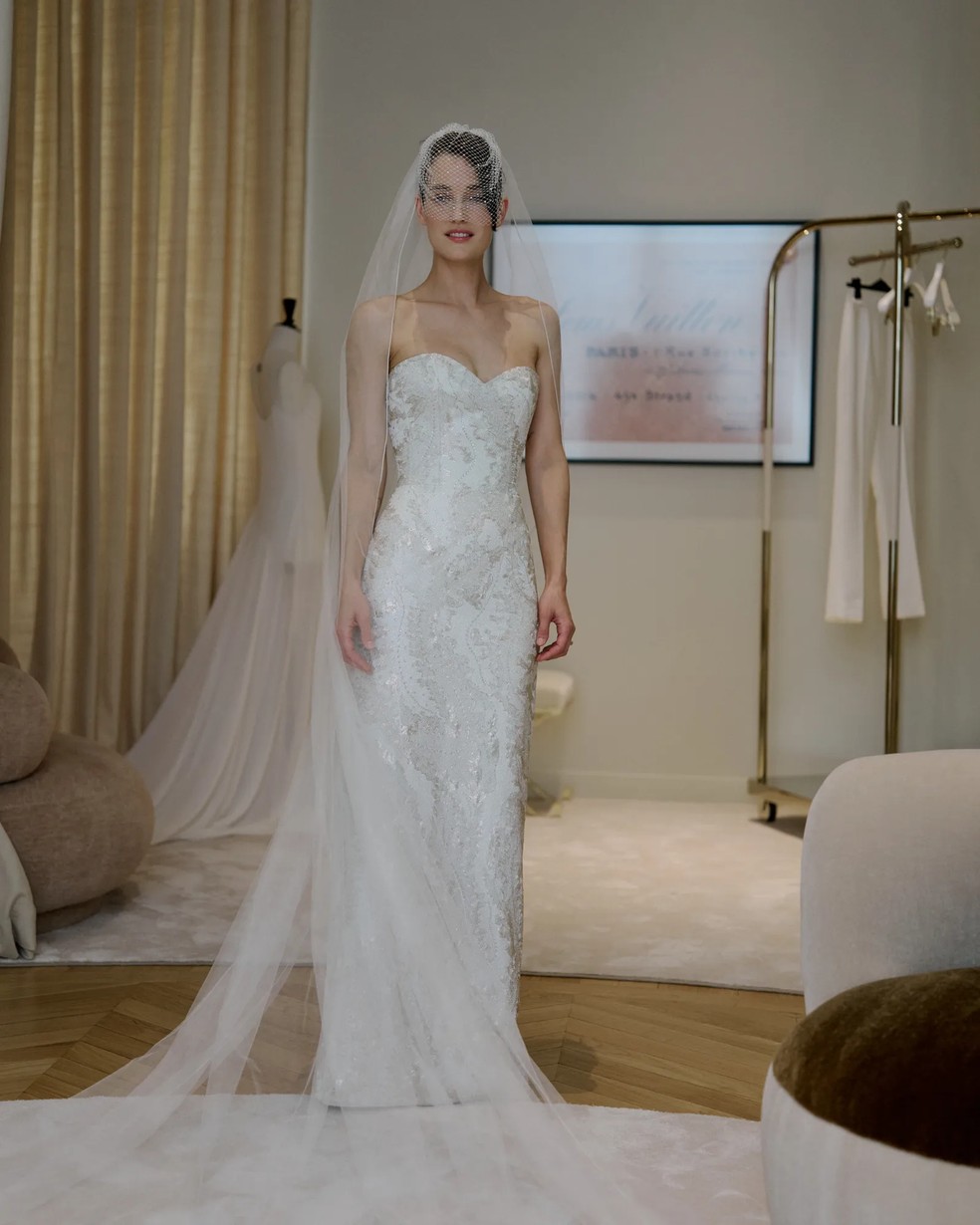 À la Cinderela: Chloë Grace Moretz se casa vestida de azul com a modelo ...