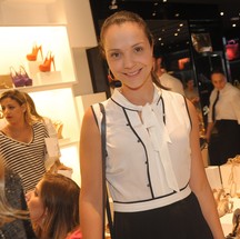 Schutz lança coleção assinada por Thassia Naves em São Paulo