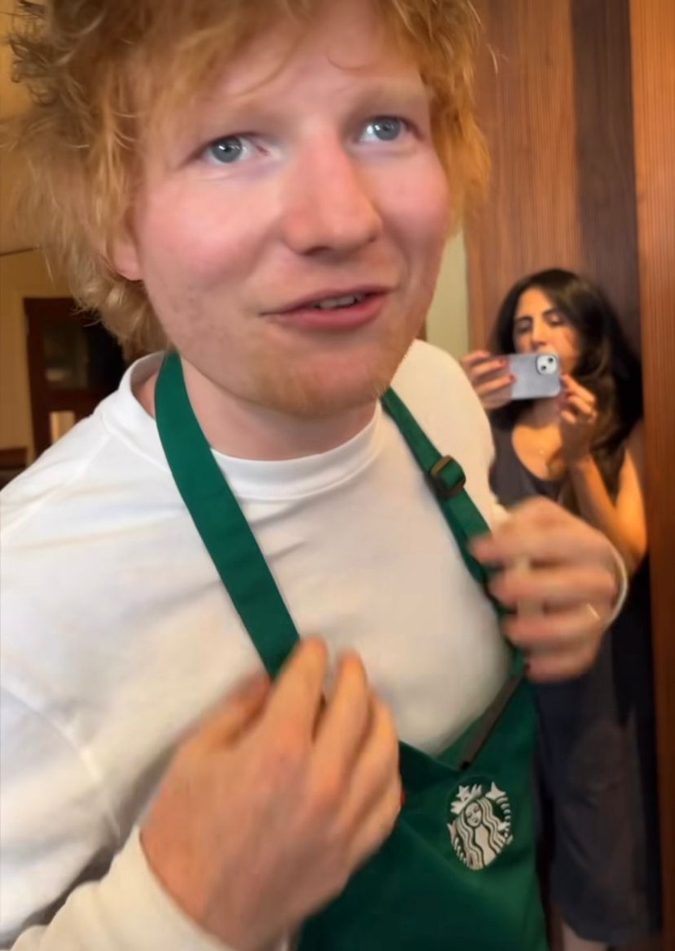 Ed Sheeran anuncia novo álbum ao assumir cargo por um dia no Starbucks