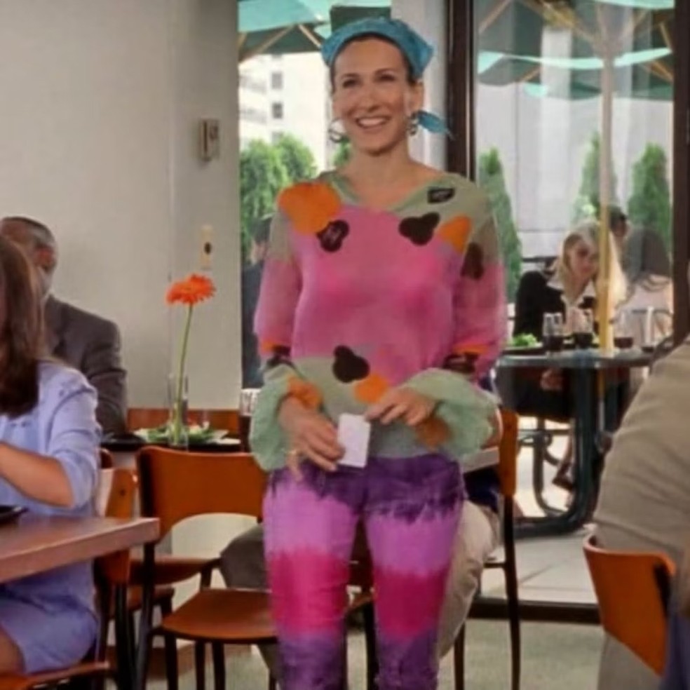 Sarah Jessica Parker recria um dos looks mais polêmicos de Carrie Bradshaw