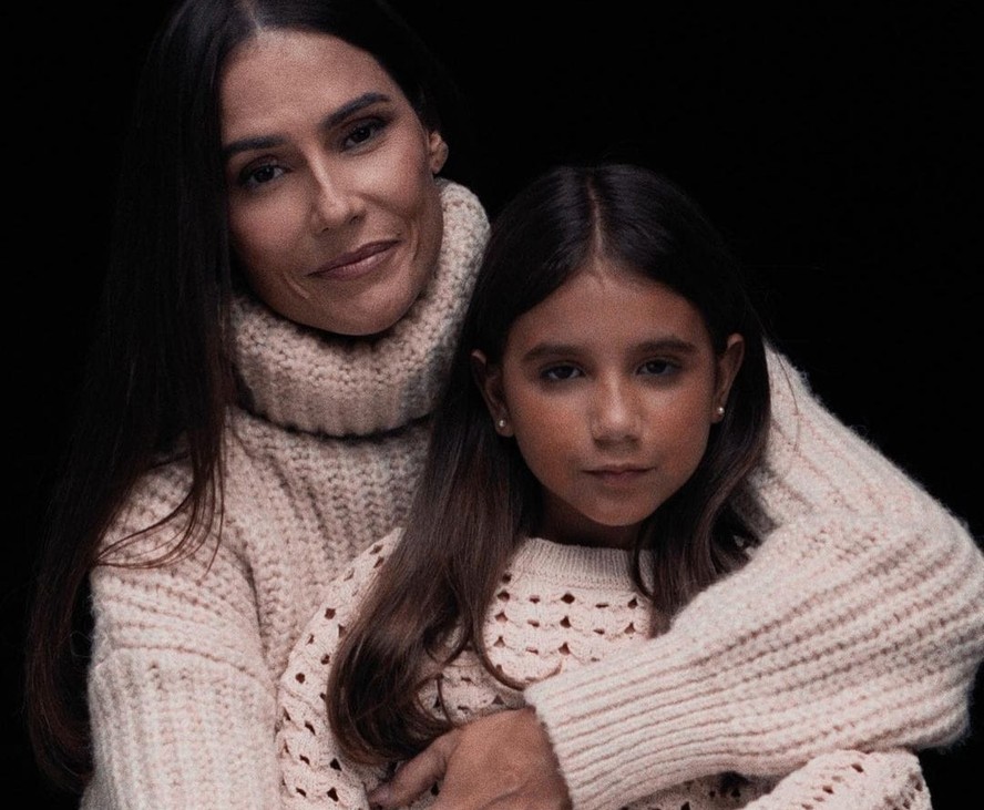 Deborah Secco exibe cliques encantadores com a filha, Maria Flor