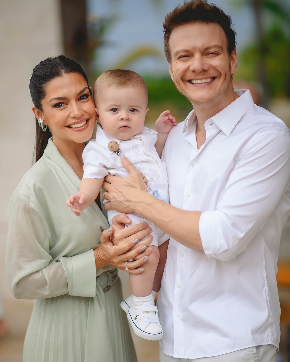 Thais Fersoza e Michel Teló abrem álbum de fotos de batizado do sobrinho