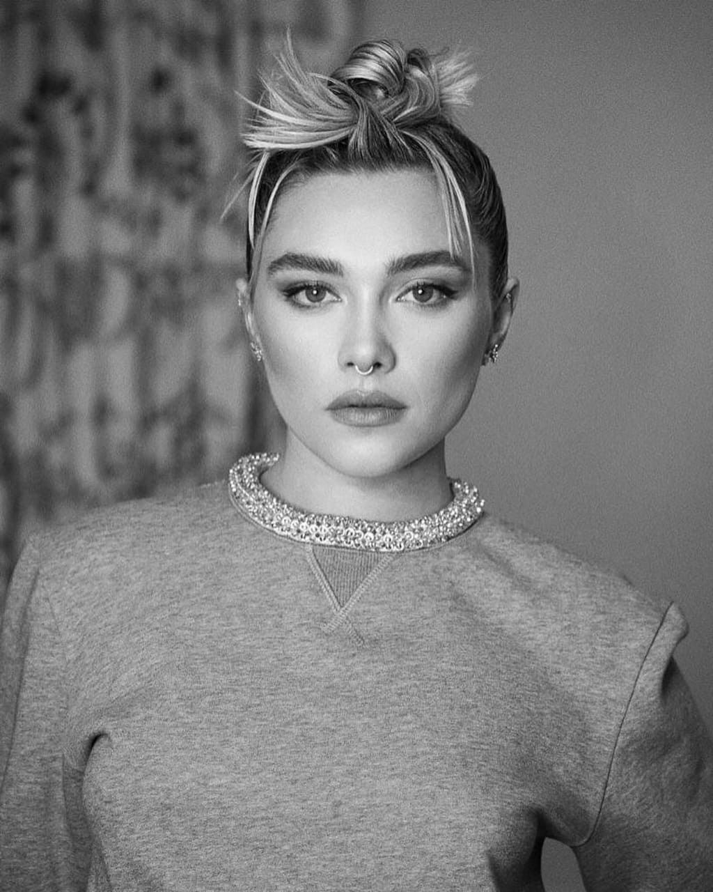 Florence Pugh usa look transparente em desfile da Valentino