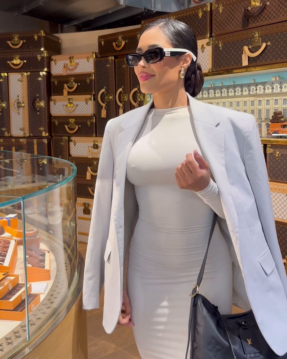 Flay exibe curvas ao apostar em look all white em Paris