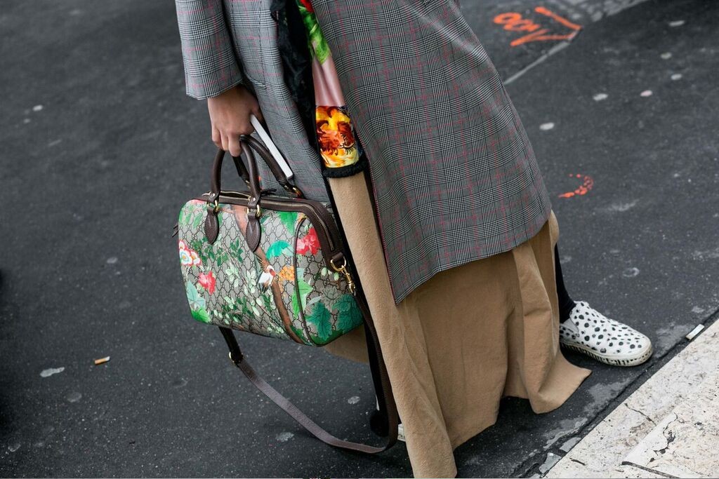 Street style: cores lavadas adocicam as ruas da semana de moda de Paris