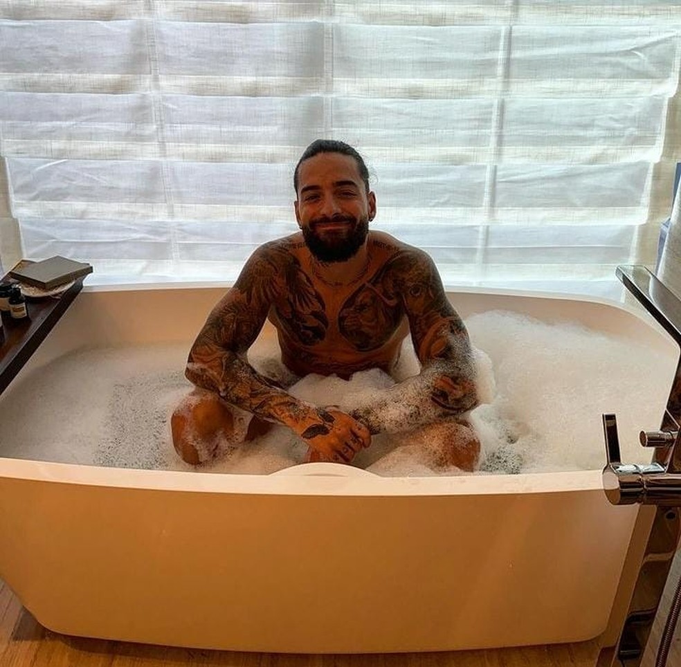 Maluma para a web com novo clique em banheira