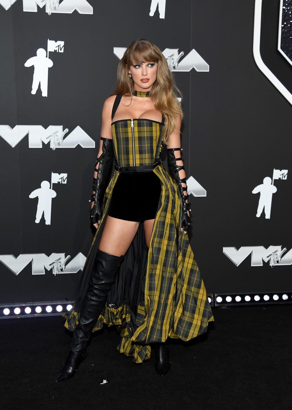 Taylor Swift aposta em look xadrez para o tapete vermelho do VMA 2024