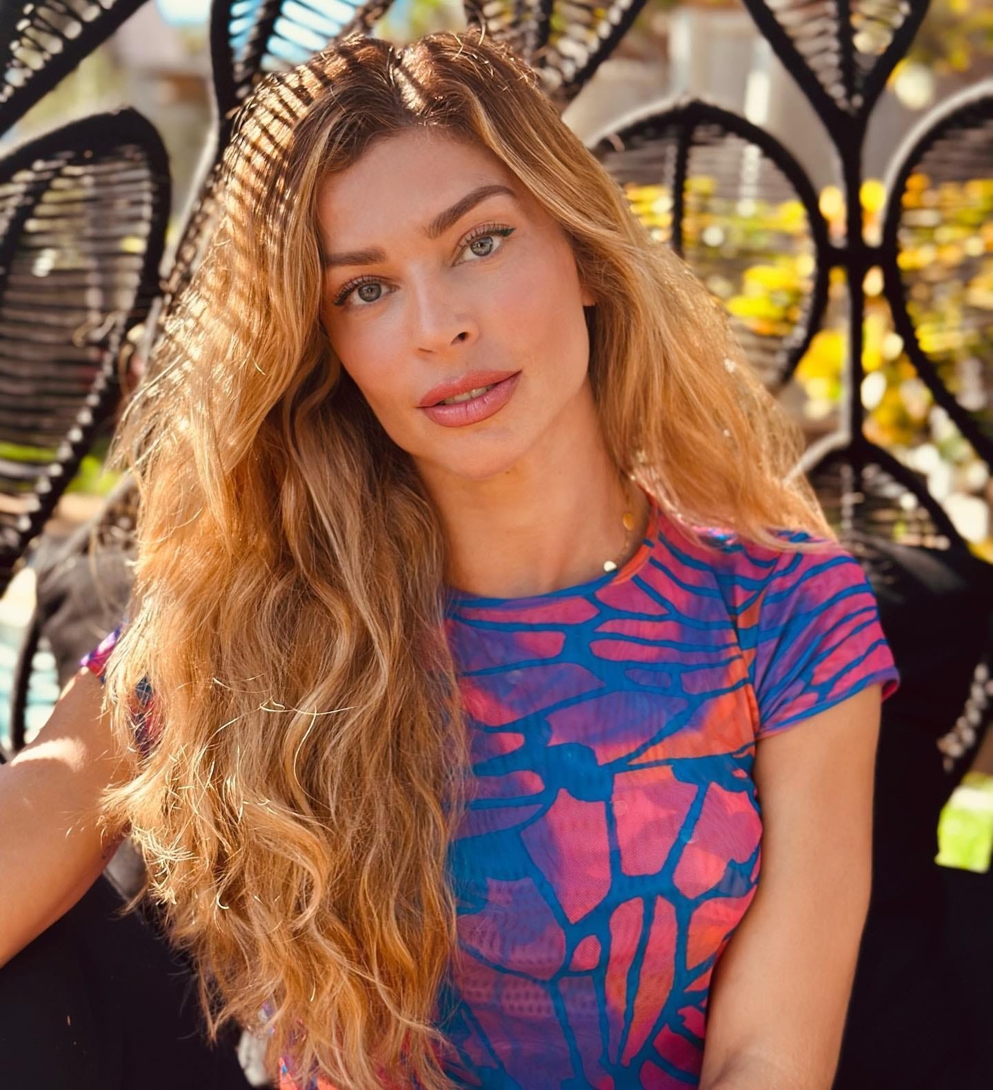 Grazi Massafera esbanja beleza com beachwear azul