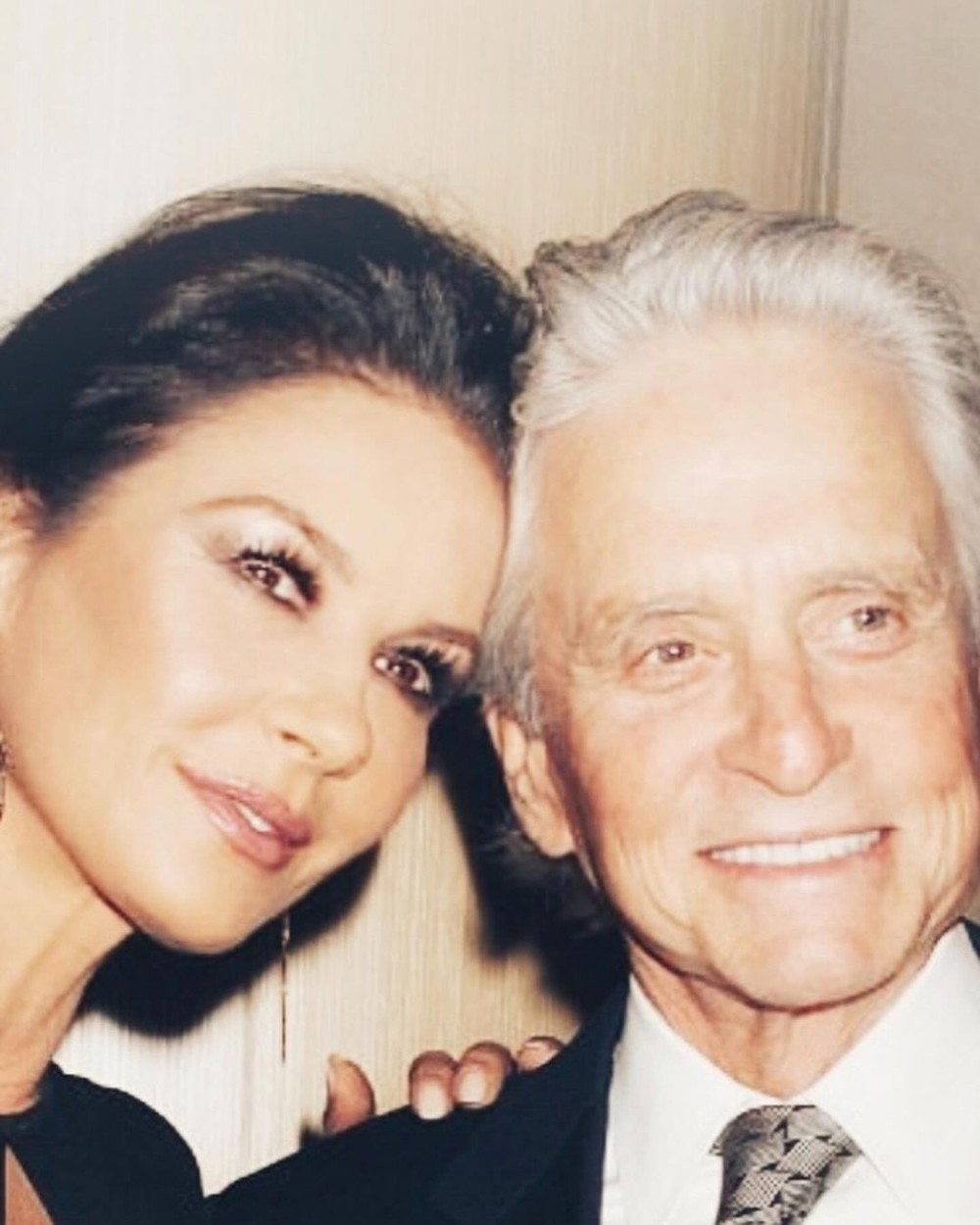 Catherine Zeta-Jones celebra 23 anos de casada com o ator Michael Kirk ...