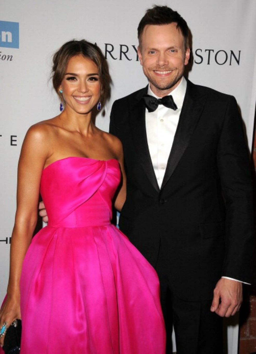 Longo fúcsia de Jessica Alba cria barriga inexistente na atriz