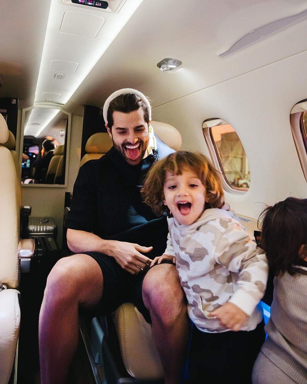 Alok compartilha cliques encantadores com os filhos em jatinho luxuoso