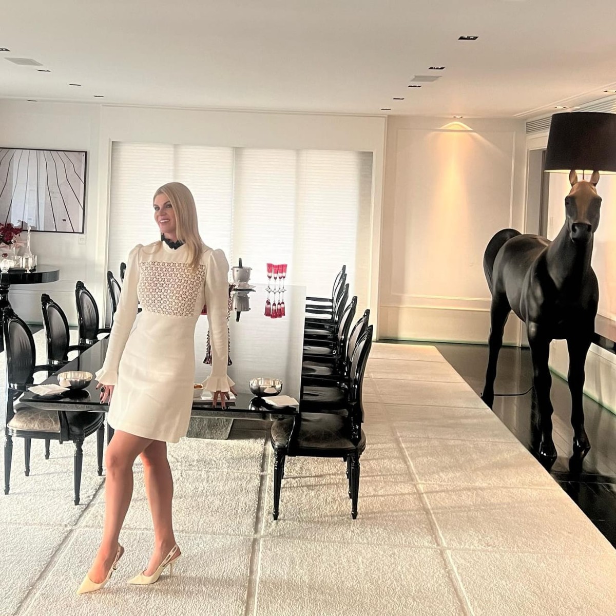 Val Marchiori posa em sala de apartamento luxuoso